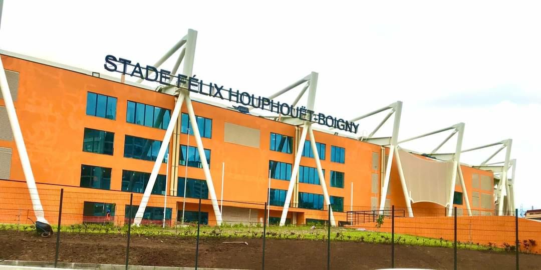 Test de la pelouse du stade Félix Houphouët Boigny